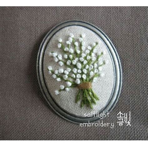 리넨실로 수놓은 안개꽃으로 브로치 만들었습니다 큰 안개꽃다발에 비하면 잠깐이면 완성됩니다ㅎㅎ 일일특강을 열며 수업용 샘플로