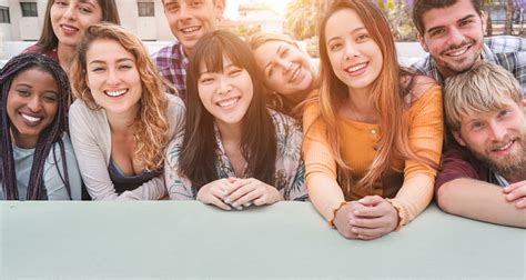 다양한 문화와 인종의 행복한 밀레니얼 세대 친구들이 스마트폰 카메라 앞에서 포즈를 취하는 재미 청소년과 우정 개념 젊은 다인종 사람들이 미소 센터 얼굴에 주요 초점 단체에