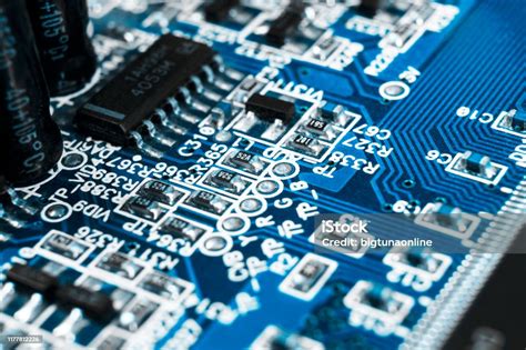저항마이크로칩 및 전자 부품이 있는 회로기판의 매크로 샷 컴퓨터 하드웨어 기술 통합 통신 프로세서 정보 공학 반도체 Pcb 근접 촬영 Cpu에 대한 스톡 사진 및 기타