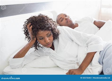 Mujer Enfadada Que Miente En Cama Con El Novio Foto De Archivo Imagen De Apartamento Cama
