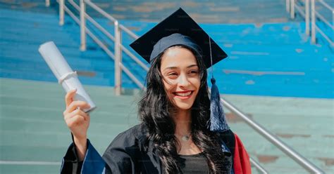 졸업장을 들고 졸업 가운을 입은 여자 사진 Unsplash의 자격 이미지