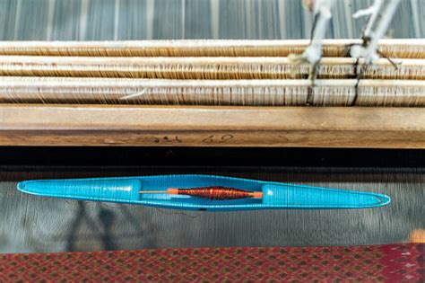 닫기 최대의 플라스틱 직물 셔틀 태국 전통 실크 길 쌈 기계에 화려한 스레드와 수 제 실크 섬유 직조 기 길 쌈 Weft에 대한 스톡 사진 및 기타 이미지 Istock