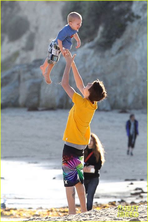 Selena Gomez Hits The Beach With Justin Bieber S Family Photo 2630182