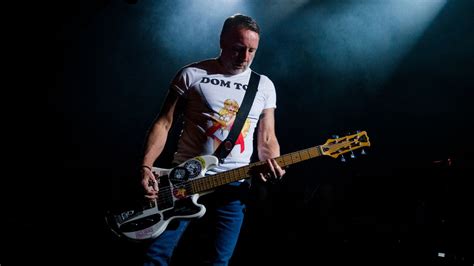 How Joy Division Bassist Peter Hook Pioneered ‘lead Bass Guitar World