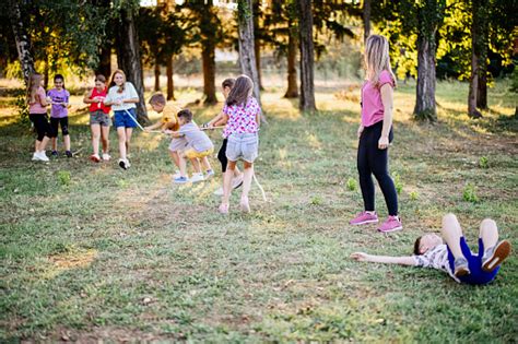 여름 캠프에서 밧줄로 줄다리기를 연주하는 학교 아이들 10 11세에 대한 스톡 사진 및 기타 이미지 10 11세 12 13
