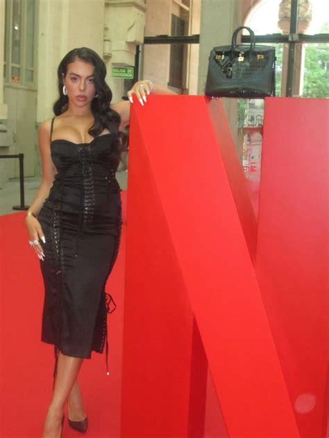 جورجينا رودريغيز بفستان أسود جريء بأسلوب الشرائط صورة النيلين