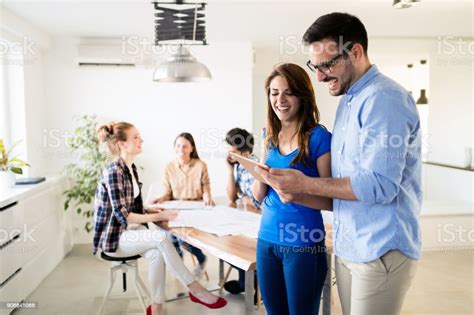 문서와 아이디어를 논의 하는 비즈니스 파트너의 이미지 고용과 노동에 대한 스톡 사진 및 기타 이미지 고용과 노동 긍정적인 감정 표현 남성 Istock