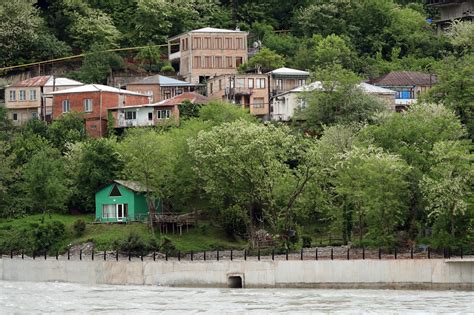 საავტომობილო ქალაქ ქუთაისში საერთო ჯამში 1 2 კმ იან მონაკვეთზე მდინარე რიონის ნაპირსამაგრი