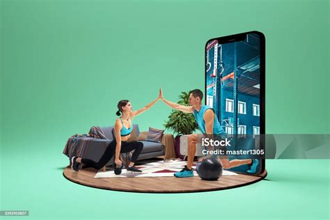 디지털 피트니스 가상 코칭 집에서 훈련하고 화면에 나오는 남자 코치에게 가상으로 하이파이브를 하는 여성 합성 이미지 콜라주