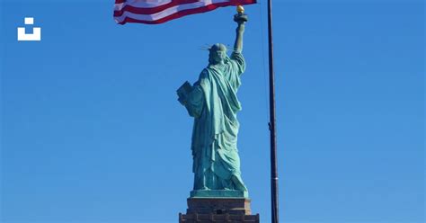 자유의 여신상이 미국 국기를 들고 있다 사진 Unsplash의 무료 자유의 여신상 이미지