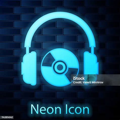 빛나는 네온 헤드폰 및 Cd 또는 Dvd 아이콘 벽돌 벽 배경에 고립 이어폰 기호입니다 컴팩트 디스크 기호입니다 벡터 일러스트 Dj에 대한 스톡 벡터 아트 및 기타 이미지