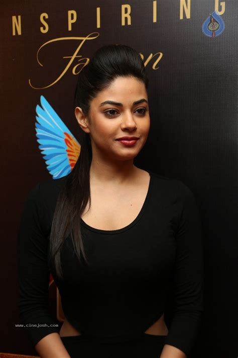Meera Chopra New Stills Photo Of