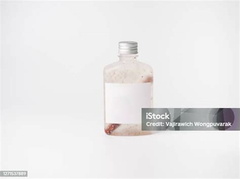 빈 로고 라벨이 있는 플라스틱 병 용기에 투명한 투명 한 색상 음료 스튜디오 배경에 많은 야채와 과일 스무디 주스를 혼합 0명에