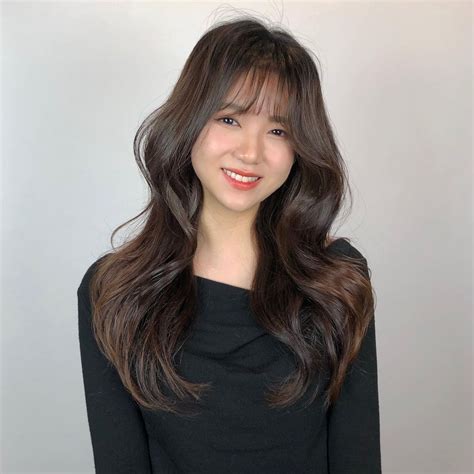 홍대미용실 실장백도경 On Instagram 안녕하세요 준오헤어 홍대입구역점 실장 백도경입니다 🌿 여전히 사랑받는 긴머리웨 헤어 머리 긴머리 웨이브