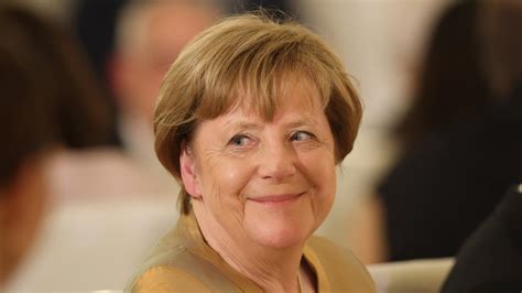 Großkreuz Für Merkel Altkanzlerin Erhält Höchste Auszeichnung