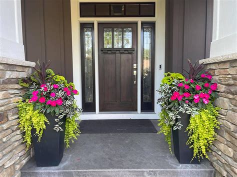 Pin By Erin Doan On Garden Front Yard Plants Patio Flowers Front Porch Flower Pots