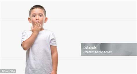 침묵 비밀 개념에에서 무서 워 하는 어두운 머리 손으로 작은 아이 커버 입 실수 두려움의 표현에 대 한 수치와 충격 T 셔츠에 대한 스톡 사진 및 기타 이미지 Istock