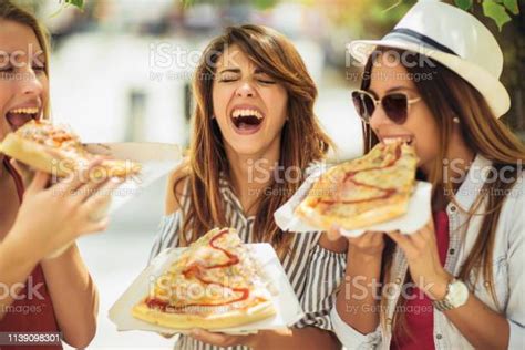 쇼핑 후 피자를 먹는 세 명의 아름 다운 청 녀 들이 함께 즐거운 시간을 보내세요 3 명에 대한 스톡 사진 및 기타 이미지 3 명 건강에 좋지 않은 음식 도시