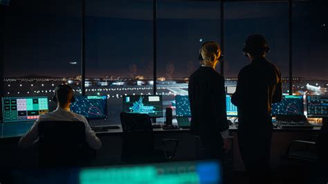 밤에 공항 타워에서 헤드셋 토크와 여성과 남성 항공 교통 컨트롤러 사무실 방 데스크톱 컴퓨터 디스플레이 탐색 화면 컨트롤러에 대 한 비행기 비행 레이더 데이터 날기에 대한