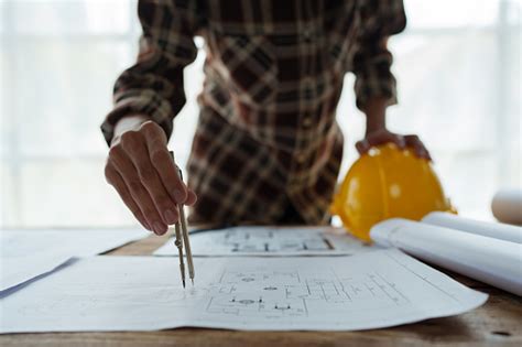 다민족 엔지니어 브레인스토밍 및 비용 추정을 위한 청사진 및 평면도 도면 주택 및 건물의 설계 건축 및 엔지니어링 정보 가리키기에 대한 스톡 사진 및 기타 이미지 Istock