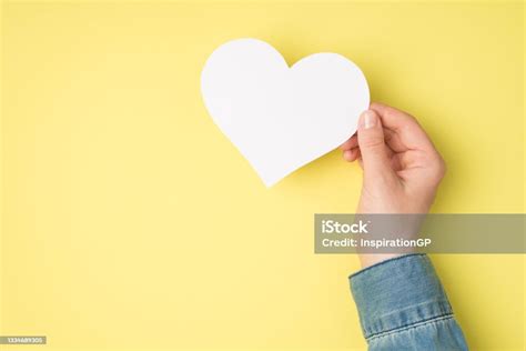 카피 스페이스와 고립 된 노란색 배경에 흰색 종이 마음을 들고 여성의 손의 1 인칭 상단 보기 사진 개념에 대한 스톡 사진 및 기타 이미지 Istock