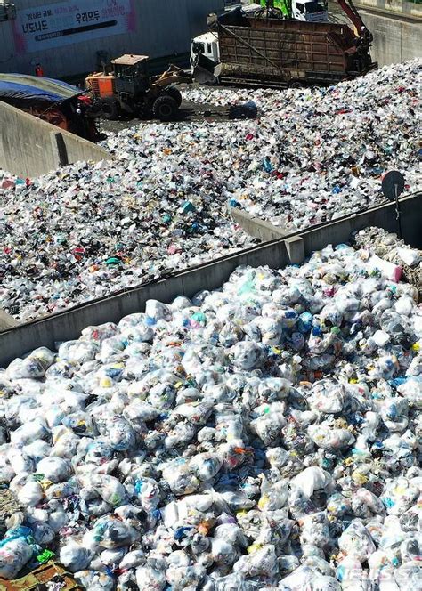 가득 쌓인 플라스틱 폐기물과 폐비닐