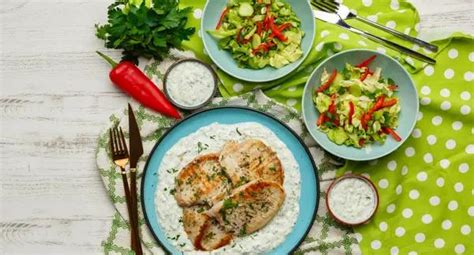 Cotlet De Porc La Gratar Cu Sos De Patrunjel Usturoi Si Iaurt