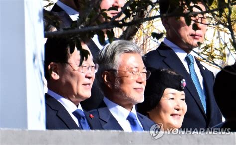 文 전 대통령과 이재명 대표 기념 사진 연합뉴스