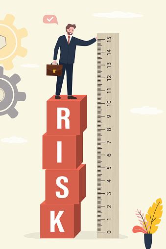 위험 평가 및 조사 잠재적 위험 수준 분석 사업가는 나무 통치자를 사용하고 블록에 위험 단어를 측정 위험 관리 비즈니스 전략 가격에 대한 스톡 벡터 아트 및 기타 이미지