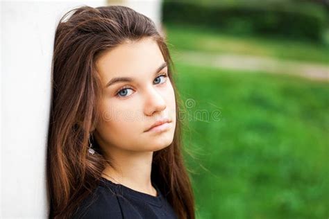 Jovencita Bella Morena Chica Parque Oto Al Al Aire Libre Foto De Archivo Imagen De Elegante
