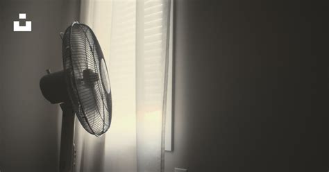 흰색 창 블라인드 근처에서 켜진 흰색 벽 팬 사진 Unsplash의 무료 침실 이미지