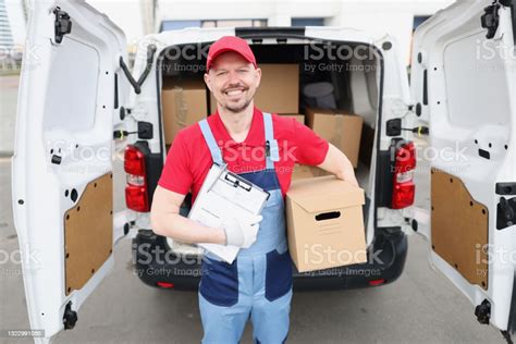 배달 서류와 골판지 상자를 차량 근처로 들고 있는 남자 택배 35 39세에 대한 스톡 사진 및 기타 이미지 35 39세 개념 교통수단 Istock