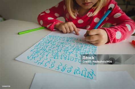 숫자를 계산하는 어린 소녀 숙제를하고 있는 아이 아이들을위한 수학 숫자에 대한 스톡 사진 및 기타 이미지 숫자 더하기 기호 소녀 Istock