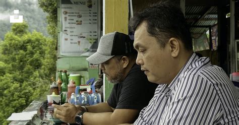 흰색과 검은색 스트라이프 버튼 업 셔츠를 입은 남자가 의자에 앉아 있다 사진 Unsplash의 무료 잡담 이미지