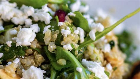 Салата с киноа фета сирене и бейби спанак