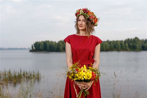 그녀의 머리에 꽃 화환과 야생화의 꽃다발을 가진 슬라브 아름다움 고대 이교도 기원 축 하 개념 여름 동지의 날 한여름 고대 의식 개성 개념에 대한 스톡 사진 및 기타 이미지