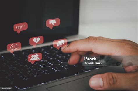 손 랩톱 컴퓨터의 키보드를 누르는 아이콘 가상 인터페이스 기술 개념 소셜 네트워크는 분할 사회의 가십 싸움 가짜 뉴스를 괴롭히게