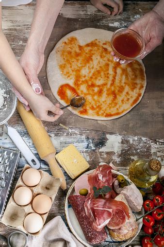 엄마와 함께 피자를 요리 엄마와 딸 손 함께 수 제 피자를 요리입니다 재료 및 테이블의 배경에 장비 음식 개념 어머니에 대한 스톡 사진 및 기타 이미지 Istock