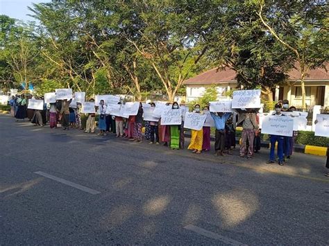 Dvb ပုသိမ်တွင် တစ်သောင်းစား တပ်ထောက်ခံသူများ နေ့စားခယူပြီး ဆန္ဒပြ