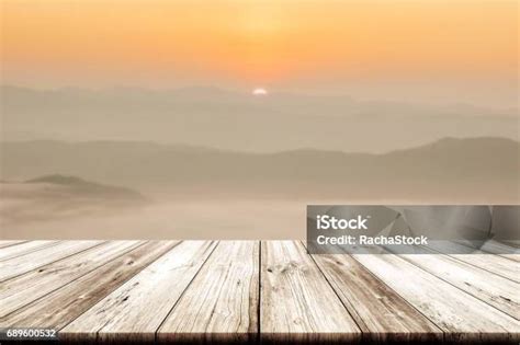 아름 다운 아침 풍경 배경으로 가기 빈 나무 테이블 사용할 수 있는 모의 몽타주 제품에 대 한 표시 또는 주요 시각적 레이아웃 디자인 0명에 대한 스톡 사진 및 기타 이미지