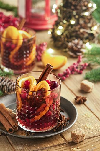크리스마스 뜨거운 Mulled 와인입니다 향기로운 향신료 계피 아니스 설탕 보케와 장식이 있는 전나무 나뭇가지를 곁들인 Mulled 와인 잔 전통적인 크리스마스 축제 음료