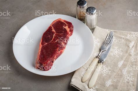 원시 쇠고기 오래 된 돌 배경에 빈티지 화이트 기구와 스테이크를 차 돌 박이 후추와 소금 테이블에 고기 조각 뉴욕 스테이크입니다 상위 뷰 갈비 음식에 대한 스톡 사진 및