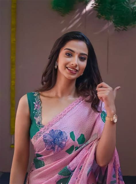 Meenakshi Chaudhary 🥰 Rmeenakshichaudharyhot