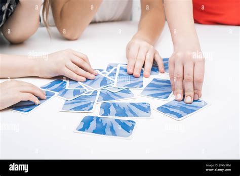 Zugeschnittenes Foto Einer Gruppe Von Kindern Die Brettspiel Karten Spiel Geistes Blitz Auf