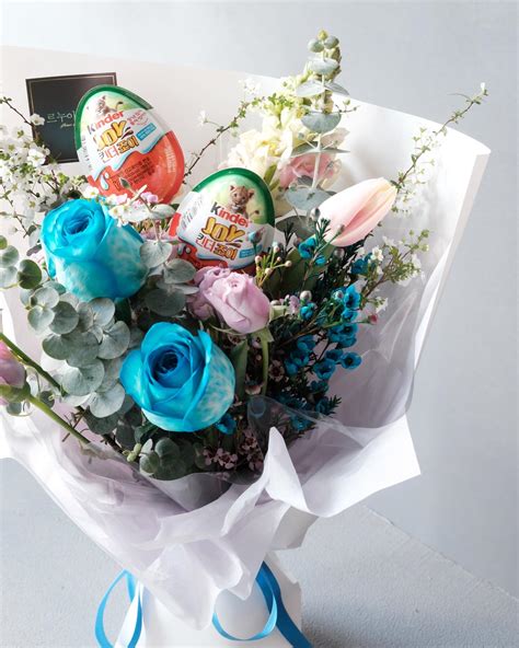 옥정졸업꽃다발 옥정꽃집 양주꽃집 회천꽃집ㅣ르누아 플로르 🩶 🎢🎠🐣🐥🐝💙 우리 아가들 꽃 킨더조이 가 빠지면 섭하지 ~🥰 르누아플로르 🌿 문의 및 예약 010