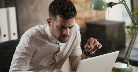 사무실에서 노트북으로 일하는 사업가 사무실에서 프로젝트를 진행하는 세련된 사업가 사진 Unsplash의 걱정 이미지