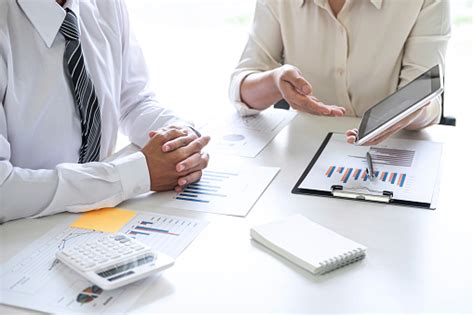 파트너 재무 및 회계 개념과의 비즈니스 만들기 대화의 투자 프로젝트 작업 및 전략 기획 회의에 대한 경영진 비즈니스 팀 프리젠 테이션 컨퍼런스 계약서에 대한 스톡 사진 및