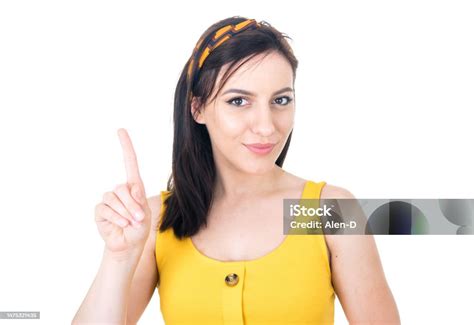 공간을 복사하기 위해 집게 손가락으로 가리키는 젊은 여성 흰색 배경에 고립 된 텍스트를위한 빈 공간 가리키기에 대한 스톡 사진 및 기타 이미지 Istock