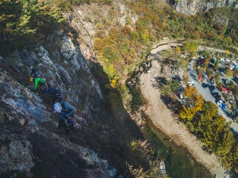 부엉바위캠핑장 빙벽조성 작업현황 2020년 10월26일 이끼제거작업 대둔산 인근 부엉바위캠핑장에서 두리등반학교에 의해 조성되고 있는 빙벽 해파리 클라이밍 사진