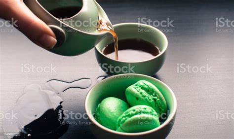 어두운 배경에 프랑스 마 카 롱도 함께 차 한잔 차 남 비 차 잔 컬러 마 카 롱 검은색에 누워 0명에 대한 스톡 사진 및 기타 이미지 Istock